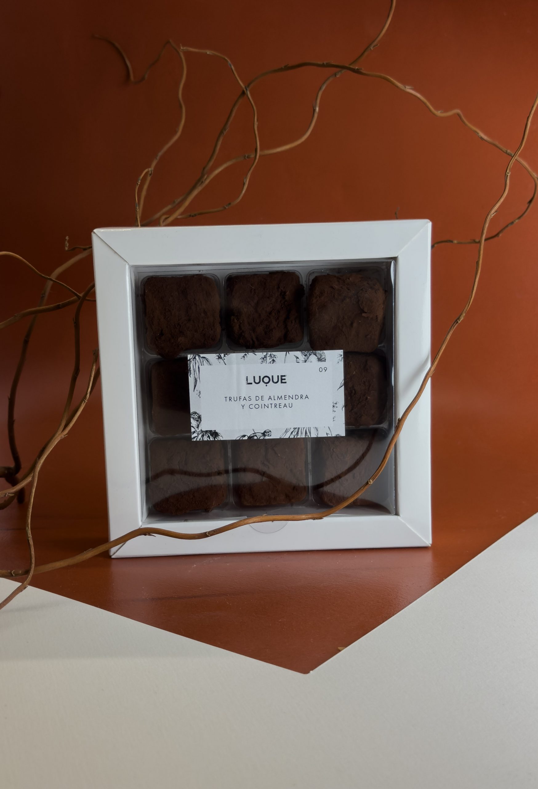 Caja de trufas con almendra cointreau y chocolate - Dani Luque ...
